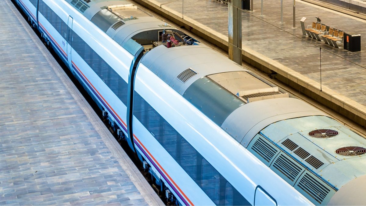 Retrasos de ayer en la línea de tren Madrid-BCN: cómo reclamar